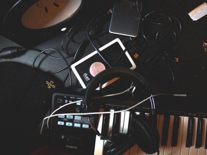 ALBUM REVIEW: The Horrors - 'V' | XS Noize | Latest Music News